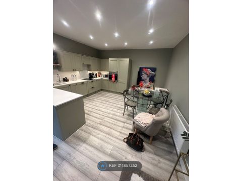 2 bed flat to rent in Alderbourne Manor, Gerrards Cross SL9, £2,000 pcm ...