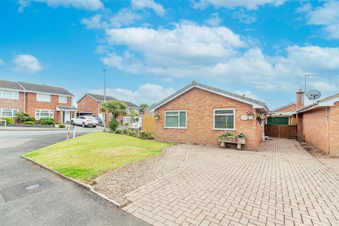 2 bed detached bungalow for sale in Columbia Drive, Worcester WR2, £ ...