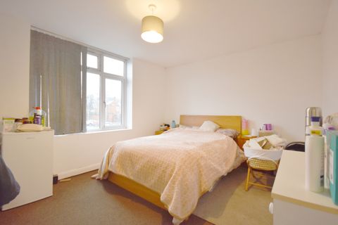 2 bed flat to rent in Queens Road, Nuneaton CV11, £750 pcm - Zoopla