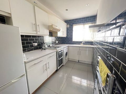 Whalebone Lane South, Dagenham RM8, 2 bed flat to rent, £1,700 pcm - Zoopla