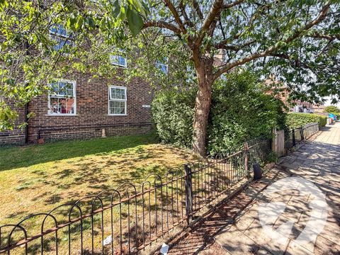 Castleton Road, London SE9, 2 bed flat for sale, £265,000 - Zoopla