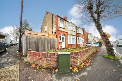 Stockingstone Road, Luton, Bedfordshire LU2, 3 bed semi-detached house ...