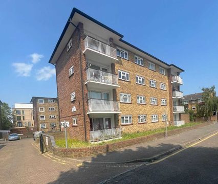 2 bed flat to rent in St Andrews Court, Gravesend DA12, £1,250 pcm - Zoopla