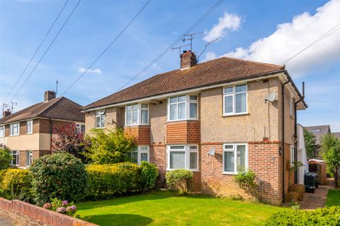 2 bed maisonette for sale in Meadow Way, Reigate RH2, £275,000 - Zoopla