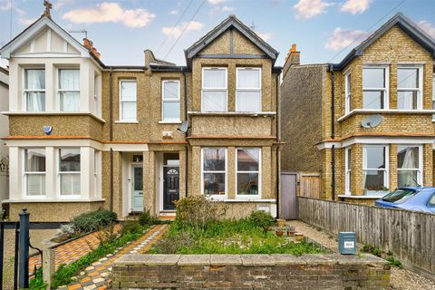 1 bed flat for sale in Buckingham Road, London E18, £375,000 - Zoopla