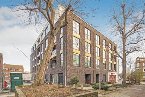 2 bed flat for sale in Falcon Road, Battersea, London SW11, £550,000 ...