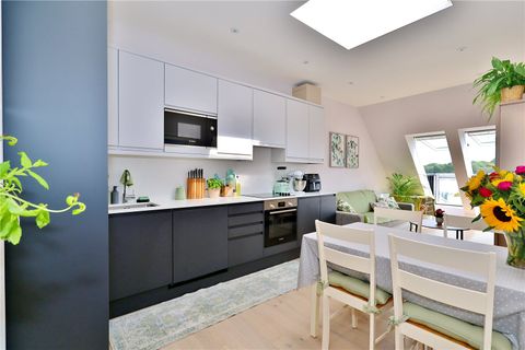 1 bed flat for sale in Albert Drive, Sheerwater, Woking, Surrey GU21, £ ...