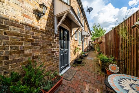 Bridge Street, Leatherhead, Surrey KT22, 2 bed maisonette for sale, £ ...