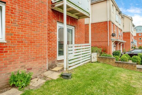 Burrage Road, Redhill RH1, 2 bed flat for sale, £250,000 - Zoopla