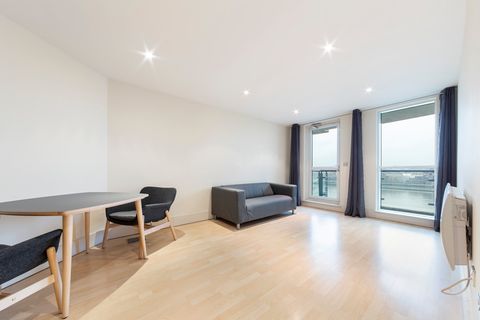 2 bed flat to rent in Ensign House, St George Wharf, Vauxhall, London ...