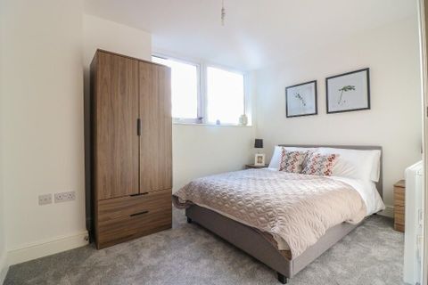Fleming Way, Swindon SN1, 2 bed flat to rent, £1,200 pcm - Zoopla