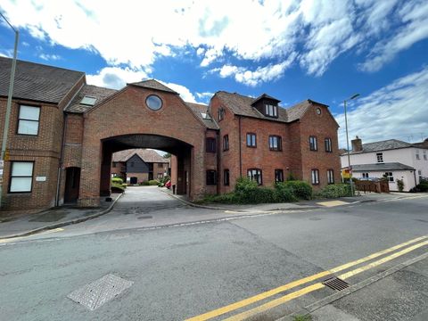 2 bed flat to rent in Swan Court, Newbury RG14, £1,200 pcm - Zoopla