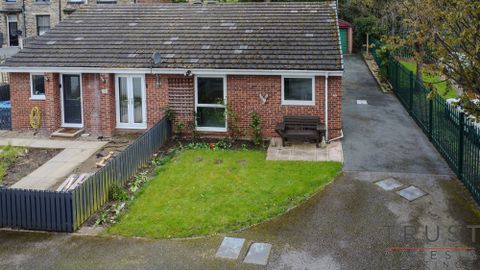 2 bed bungalow for sale in Valley Road, Liversedge WF15, £170,000 - Zoopla