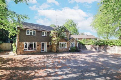 Fleet Road, Fleet GU51, 4 bed detached house for sale, £725,000 - Zoopla