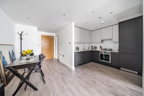 Station Road, Addlestone KT15, 1 bed flat to rent, £1,250 pcm - Zoopla