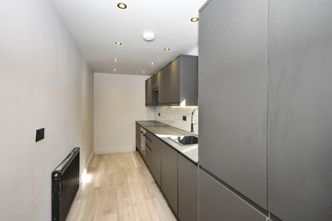 2 bed flat to rent in High Street, Chislehurst BR7, £1,750 pcm - Zoopla