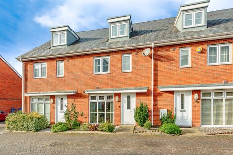 4 bed town house for sale in Burrage Road, Redhill RH1, £550,000 - Zoopla