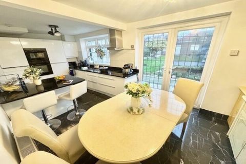 4 bed property to rent in Robin Close, Romford RM5, £2,400 pcm - Zoopla