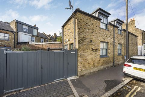 2 bed end terrace house for sale in Colne Road, Twickenham TW2, £625,000 - Zoopla