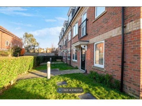 2 bed flat to rent in Florence Way, London SW12, £3,000 pcm - Zoopla