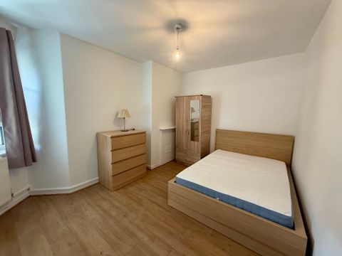 Room to rent in White City Estate, London W12, £750 pcm - Zoopla