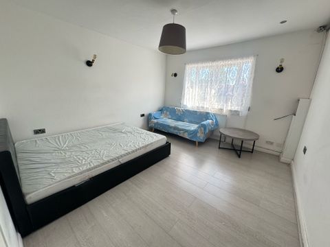 Forest Lane, London E7, 2 bed flat to rent, £2,100 pcm - Zoopla