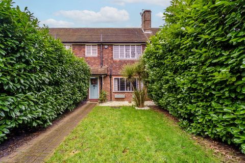 High Road, Byfleet KT14, 3 bed terraced house for sale, £525,000 - Zoopla
