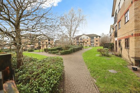 2 bed flat for sale in Chenies Way, Watford WD18, £250,000 - Zoopla