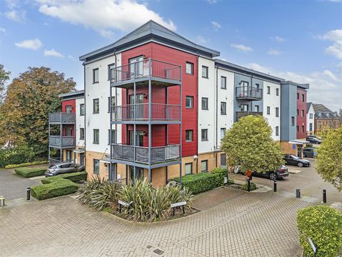 2 bed flat for sale in Shingly Place, London E4, £390,000 - Zoopla