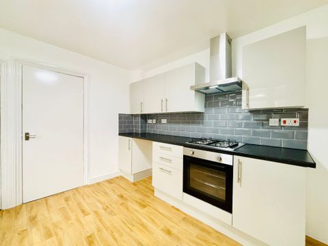 Clements Road, London E6, 2 bed maisonette to rent, £1,900 pcm - Zoopla