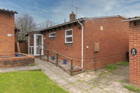 2 bed detached bungalow for sale in Chilcombe Way, Lower Earley RG6, £ ...
