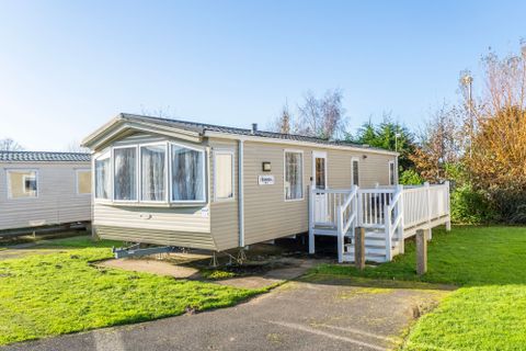 Castle Walk, Burgh Castle NR31, 2 bed chalet for sale, £10,000 - Zoopla