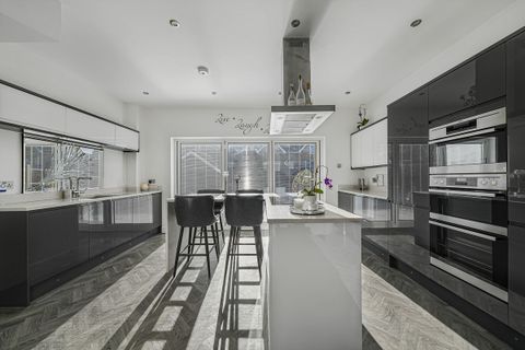 Frobisher Way, Greenhithe DA9, 3 bed town house for sale, £500,000 - Zoopla