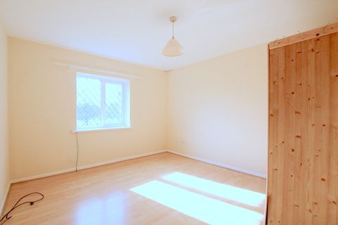 1 bed flat to rent in Heathfield Drive, Mitcham CR4, £1,495 pcm - Zoopla