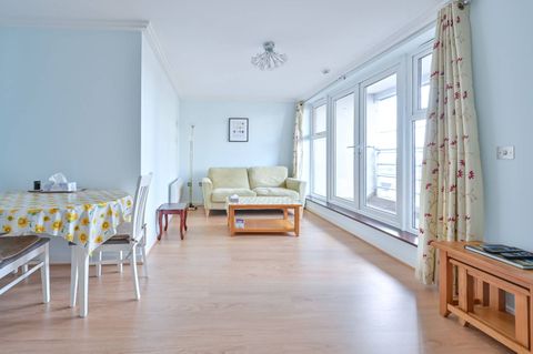 Station Approach, Woking GU22, 2 bed flat for sale, £240,000 - Zoopla