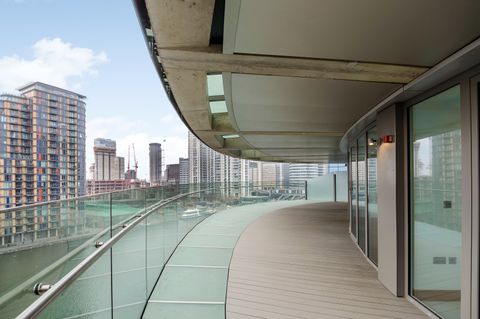 Arena Tower, Crossharbour Plaza, Canary Wharf E14, 3 bed flat for sale ...