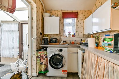 Lisbon Avenue, Twickenham TW2, 3 bed semi-detached house for sale, £600,000 - Zoopla