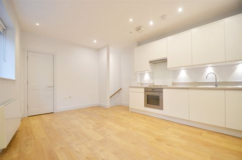 2 bed flat to rent in Manor Place, Sutton SM1, £1,500 pcm - Zoopla