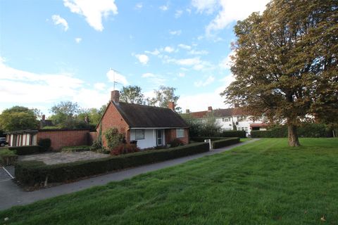 1 bed bungalow to rent in Oak Way, Crawley, West Sussex. RH10, £1,400 ...