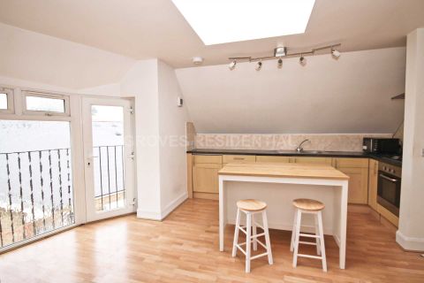 1 bed flat to rent in Cheam Common Road, Worcester Park KT4, £1,350 pcm ...