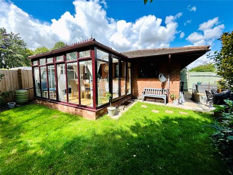 2 bed bungalow to rent in Woodcroft, Hitchin SG5, £1,500 pcm - Zoopla