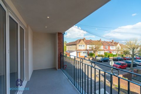 Friern Barnet Road, London N11, 2 bed flat to rent, £1,725 pcm - Zoopla