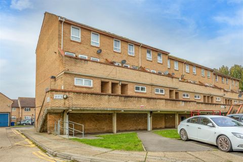 3 bed maisonette for sale in Peartree Close, South Ockendon RM15, £ ...