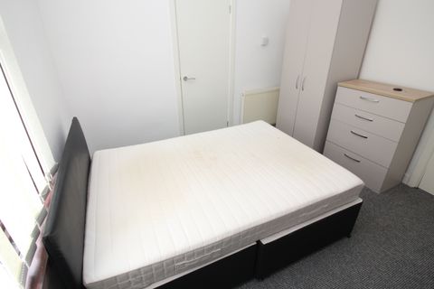 Room to rent in Sandhurst Grove, Leeds LS8, £485 pcm - Zoopla