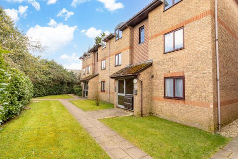 1 bed flat for sale in Vicarage Lane, Horley RH6, £170,000 - Zoopla
