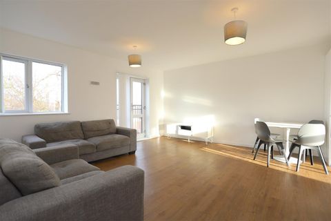 2 bed flat to rent in Lower Broughton Road, Salford M7, £1,100 pcm - Zoopla