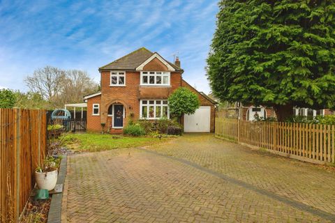 3 bed detached house for sale in Rydes Avenue, Guildford, Surrey GU2, £ ...