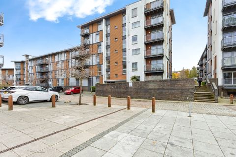 Commonwealth Drive, Crawley RH10, 2 bed flat for sale, £190,000 - Zoopla