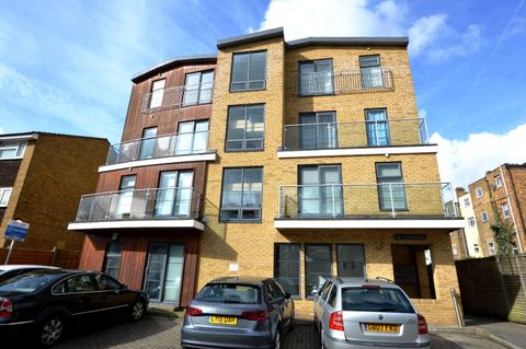 Palace Road, London SE19, 2 bed flat for sale, £375,000 - Zoopla