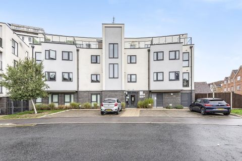 Bradfield Close, Woking, Surrey GU22, 2 bed flat for sale, £325,000 ...